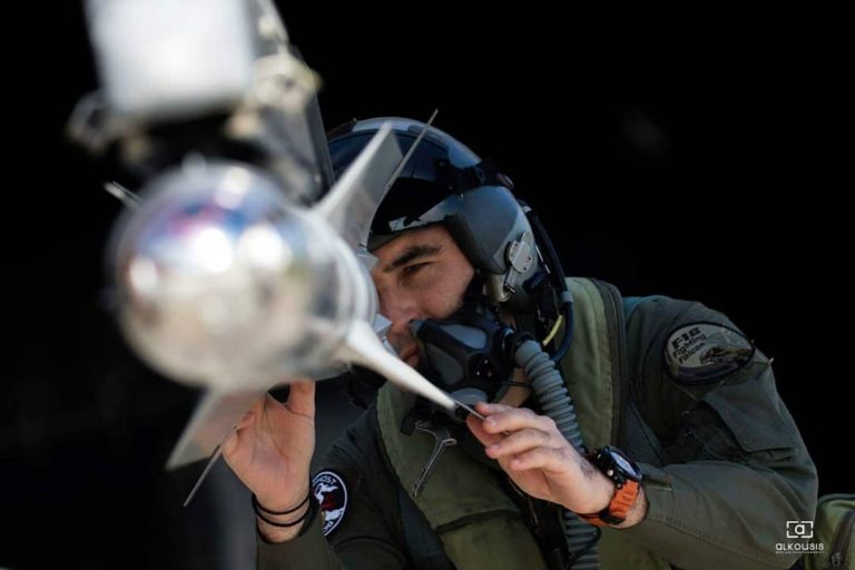 Σμηναγός Βασίλης Κοντόπουλος: ο καλύτερος πιλότος του ΝΑΤΟ από την 337 ...