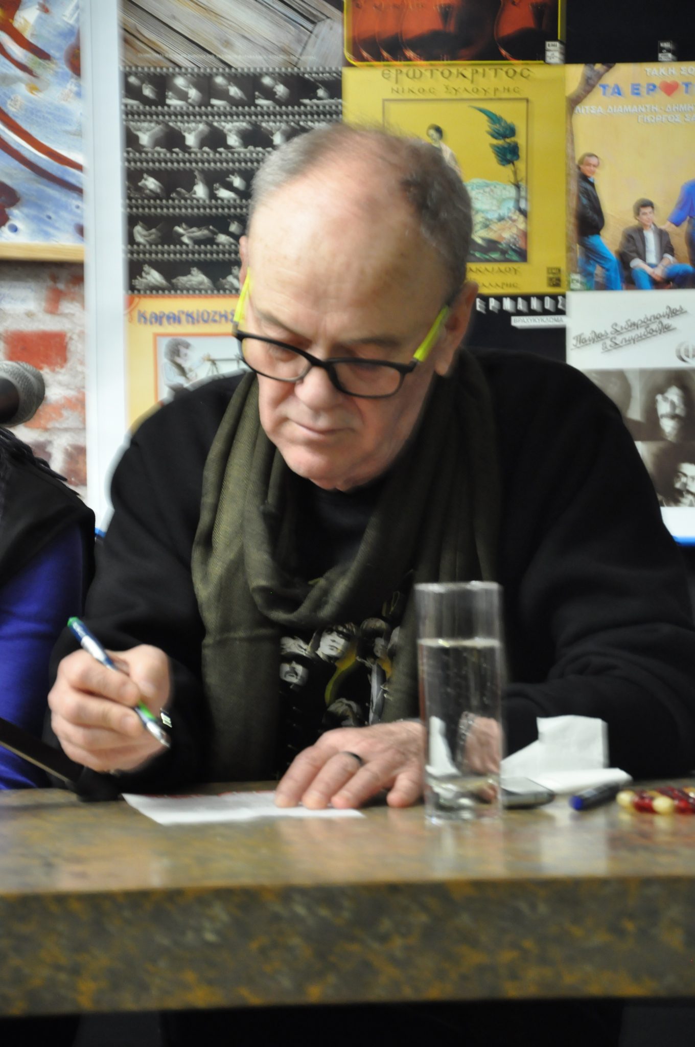 "Κόκκινο, γράφουμε" του Γιάννη Παπαϊωάννου. Ευτυχώς!, της Τζίνας Δαβιλά - iporta.gr